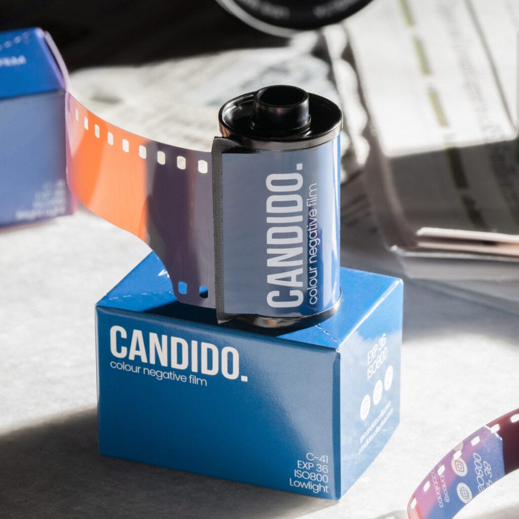 Cámara Análoga Blanca + Rollo Color Candido800 – Análogo